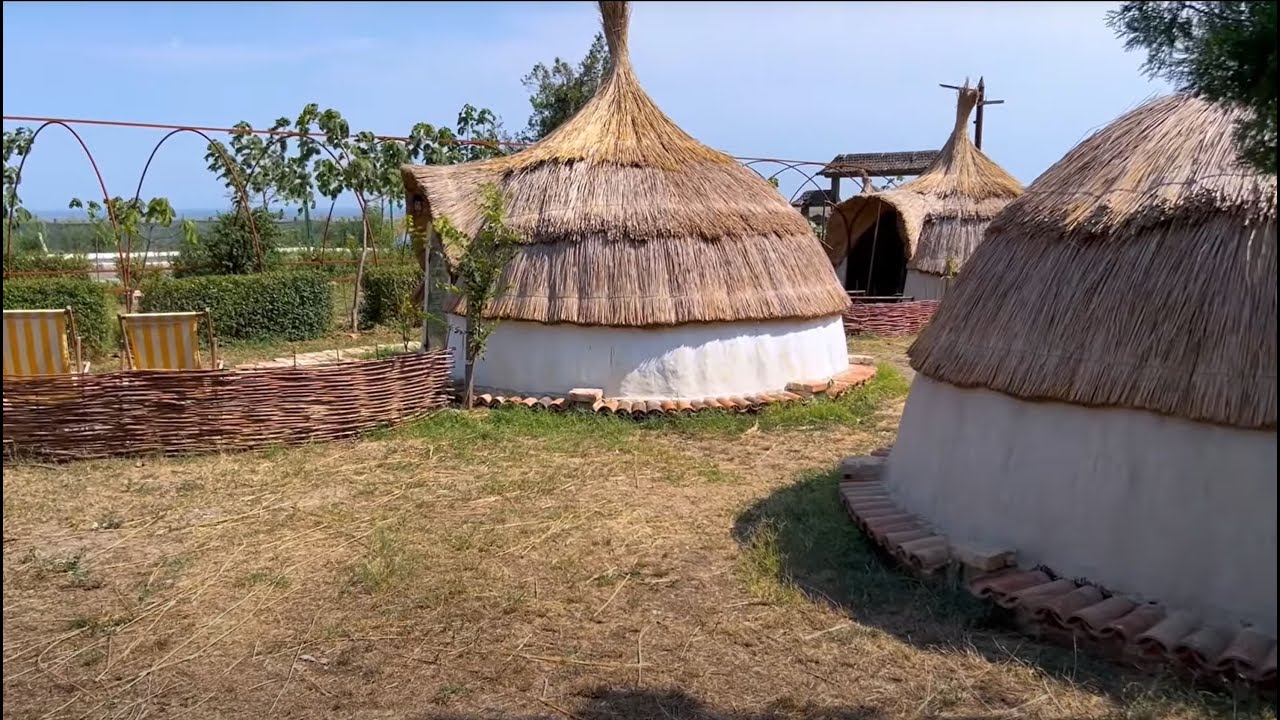 Despre cătunul La Colibe din Corbu cu arhitectul Cosmin Varu - YouTube