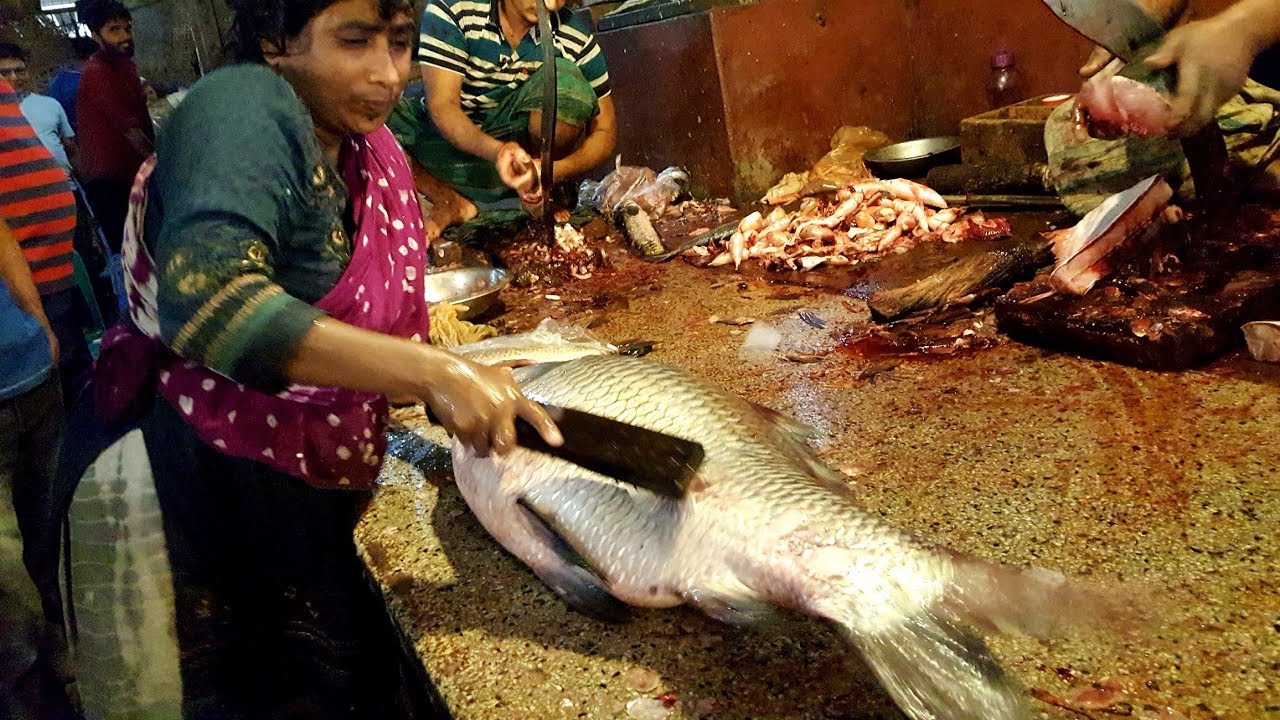Big Catla Fish Scaling By Woman & Fish Cutting By Popular Fishmonger Of ...