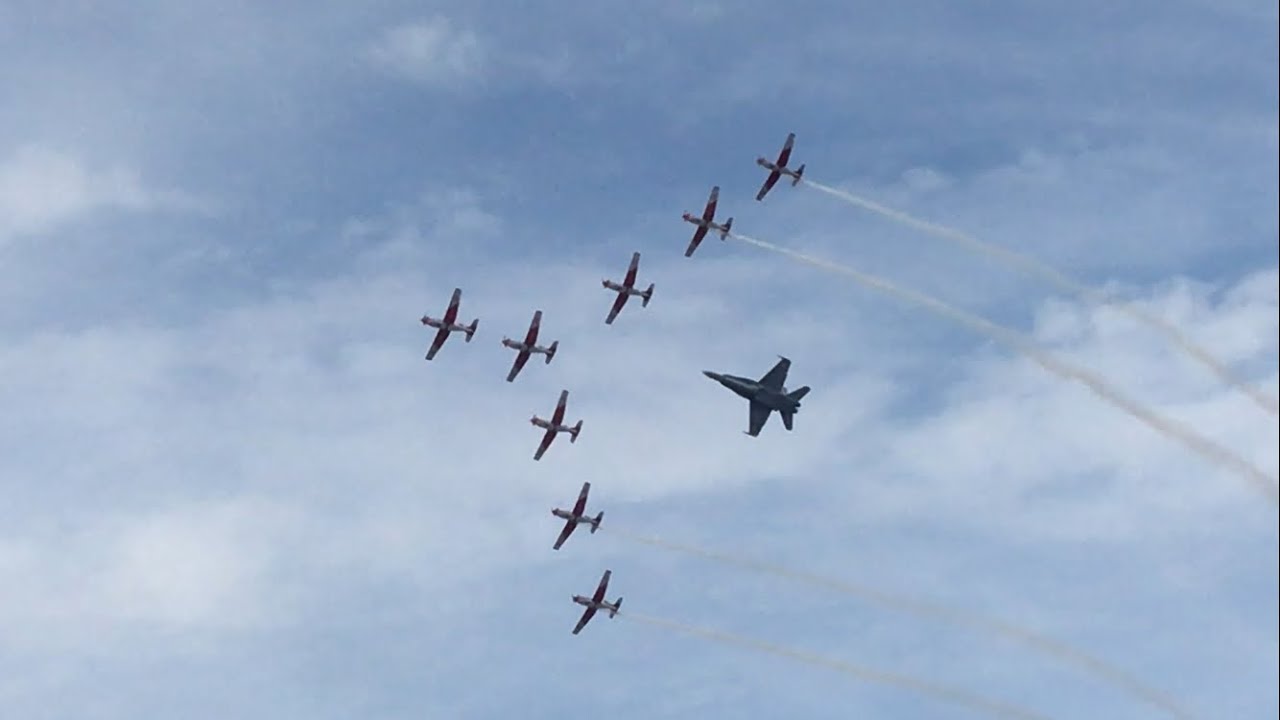 Amazing Swiss Hornet F-18 Display RIAT 2022 with flypast with the PC-7 ...