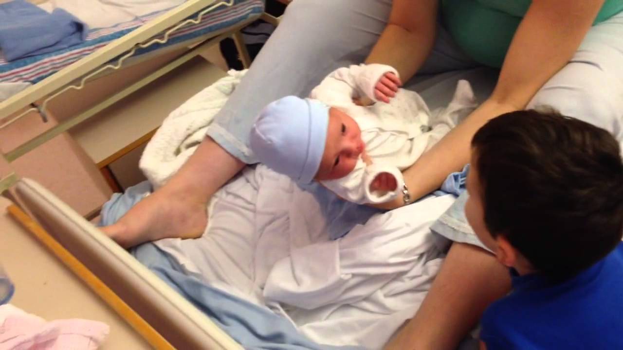 Noah meets his new baby brother in the hospital... - YouTube