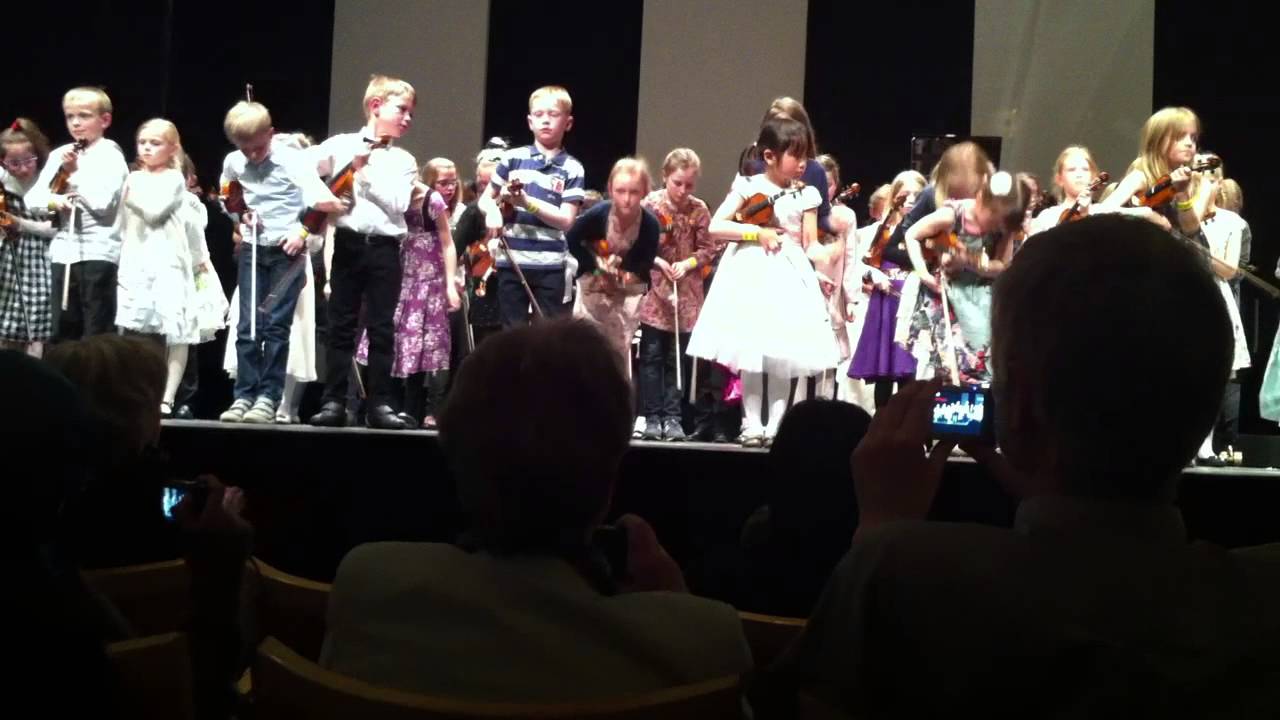Sophie at Tivoli concert 2013 playing Bach's Minuet - YouTube