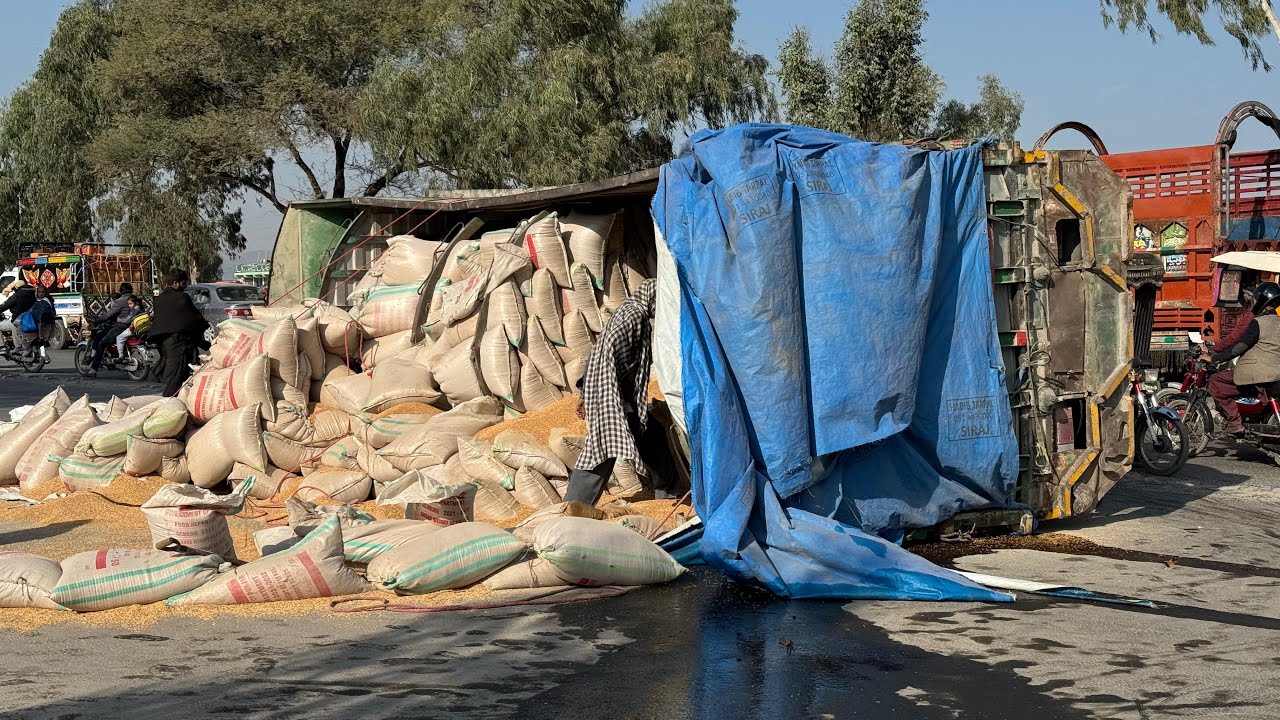 The overloaded truck overturned with a broken front axle. - YouTube