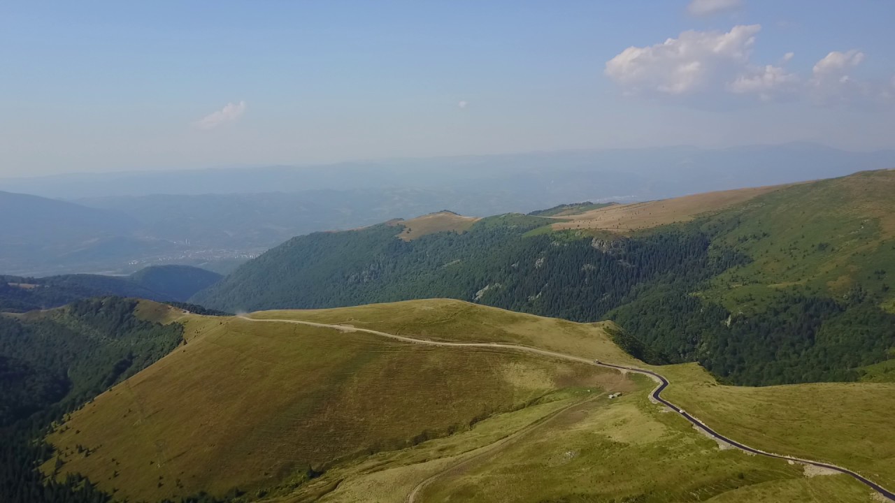 Filmare aeriana cu Pasul Vulcan si Parcul National Defileul Jiului ...