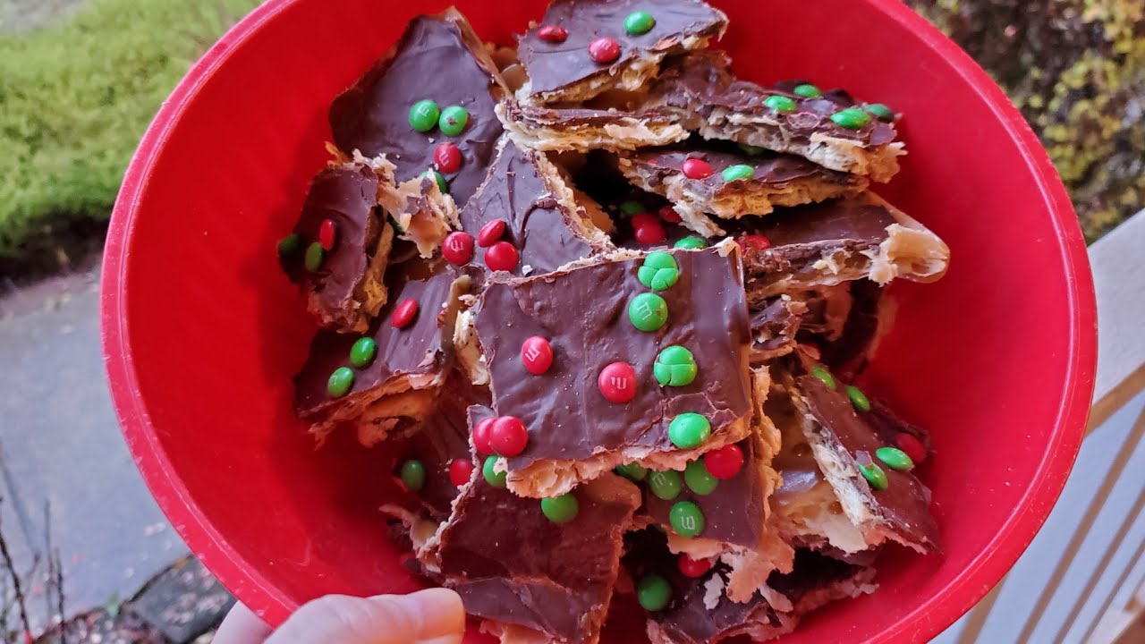 Vlogmas! Day 1 ~ Christmas Crackle - YouTube