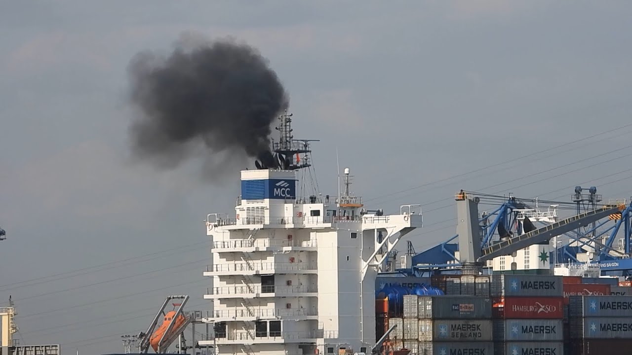 Huge Container Ship Runs Out Of Terrible Black Smoke - YouTube