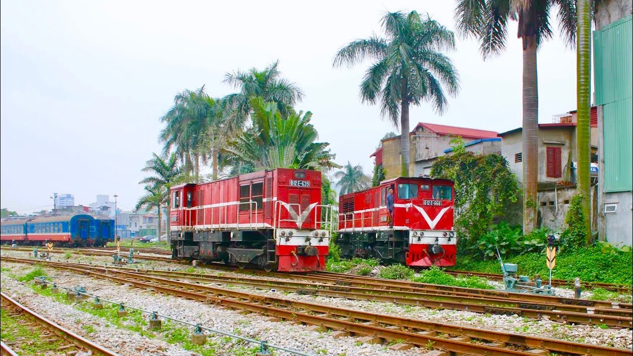 D12E-656 Nối Vào Toa Tàu Tại Ga Hải Phòng [Đường Sắt Việt Nam / Vietnam ...