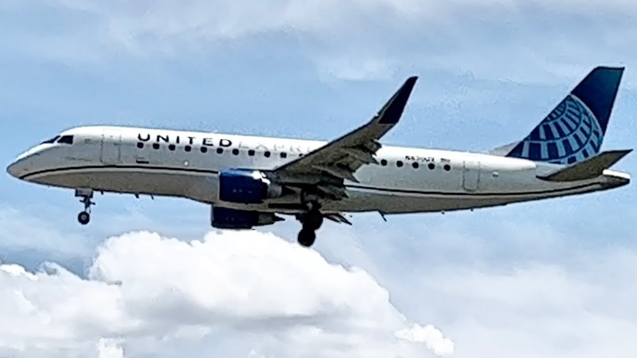 United Express (SkyWest) Embraer E-175LL (Evo Blue Livery) Landing In ...