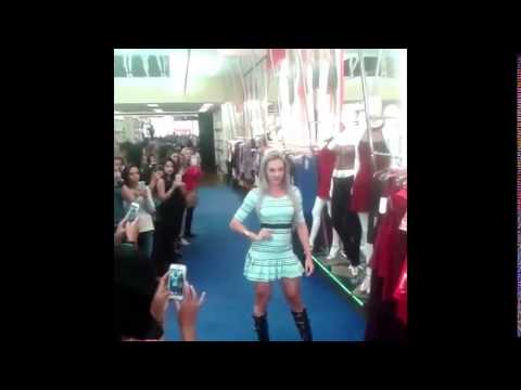 Juju Salimeni Divando no desfile da Miss & Misses - 18/05/2015