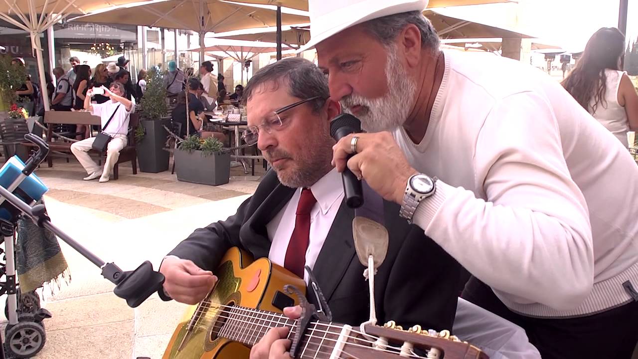 David Shapira chante à Jérusalem - YouTube