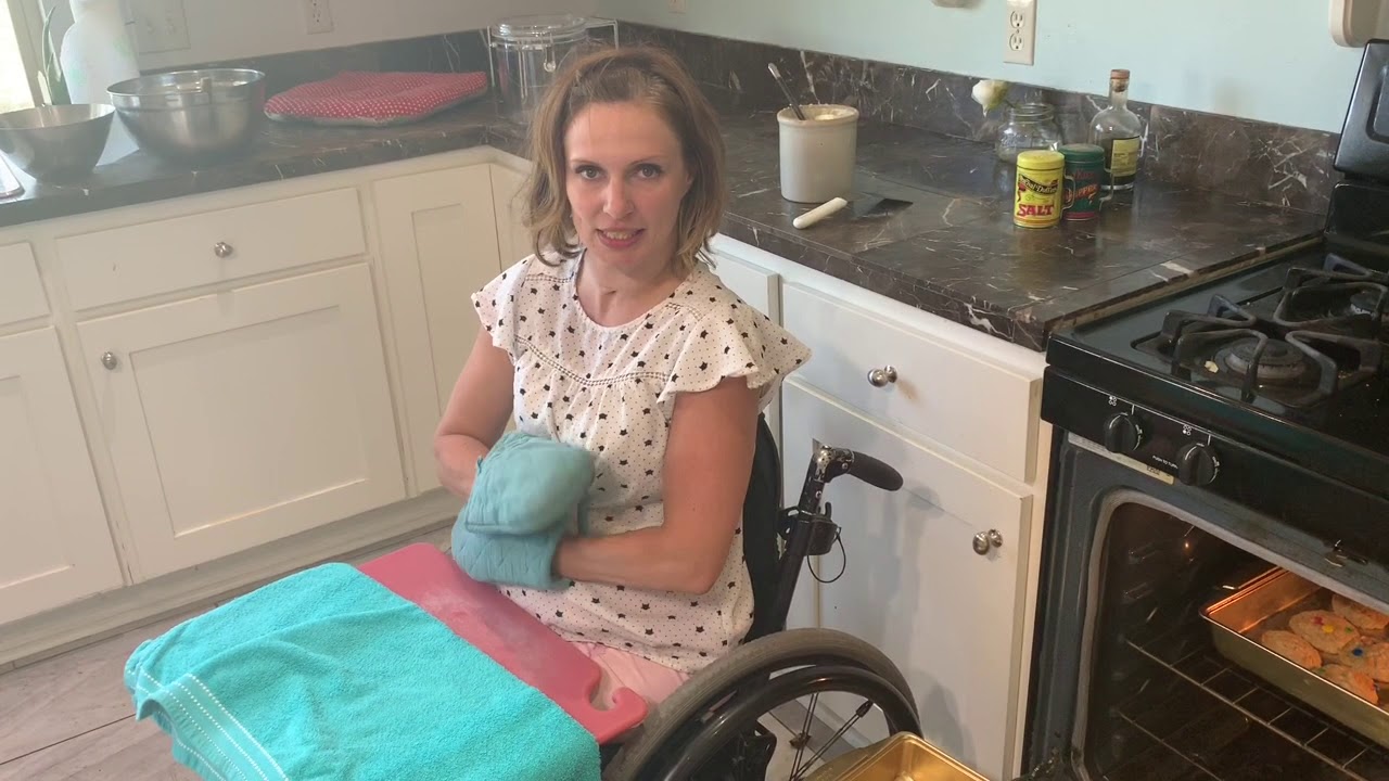 How I get cookies out of the oven from my wheelchair - YouTube