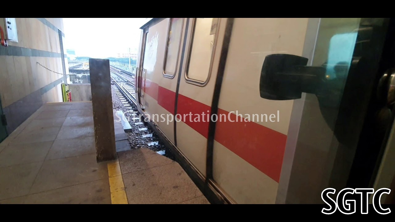 SMRT Trains, NSL Siemens Aktiengesellschaft C651 215/216 arriving ...
