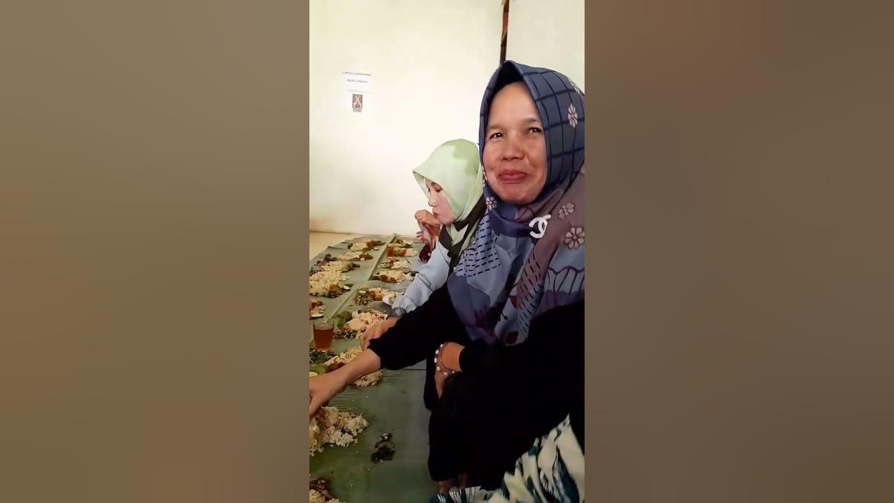 Makan siang nasi liwet bareng keluarga besar - YouTube