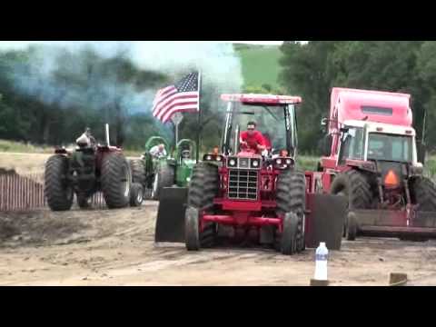 IH 1066 11,700lb Farm Stock Tractor Pull - YouTube