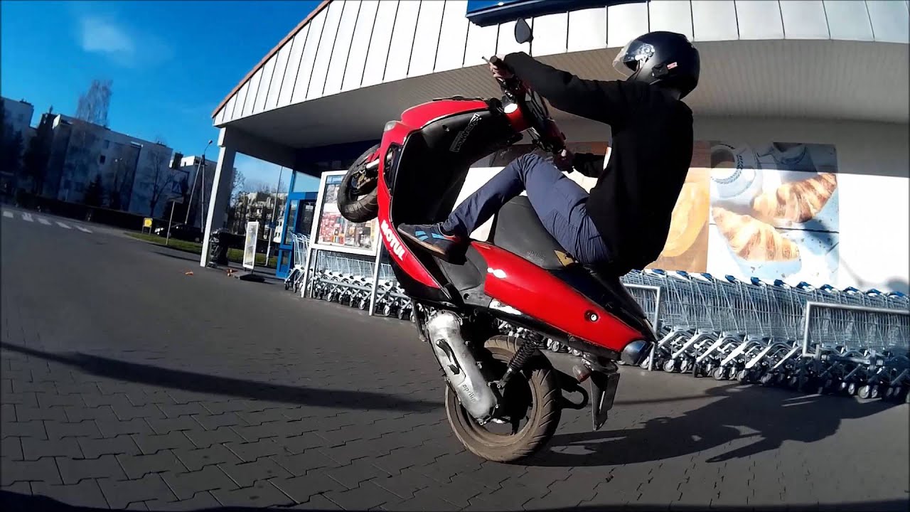 Aprilia SR stunt/wheelie - YouTube