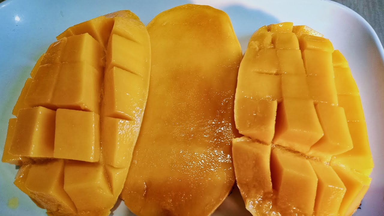 Slicing and eating sweet Mango 🥭 #yummy #satisfying - YouTube