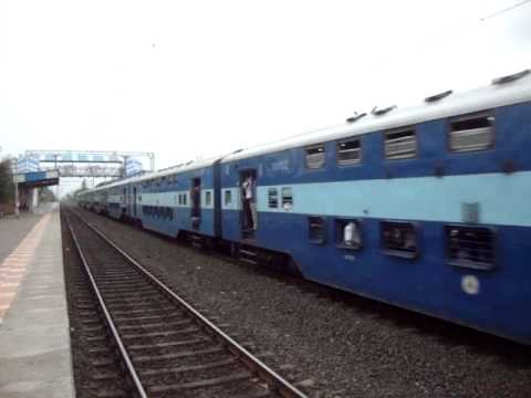 Indian Railways..Flying Rani flies past Umroli with 12 Double Decker ...