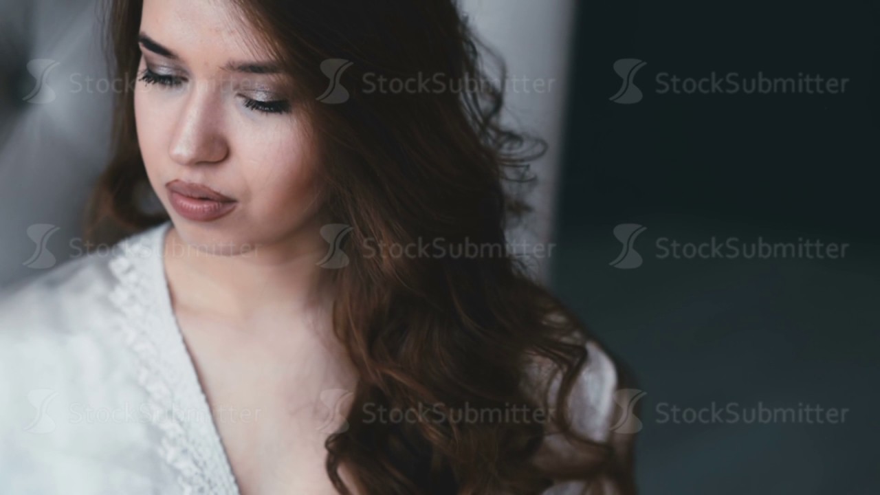 Woman says something close-up - YouTube