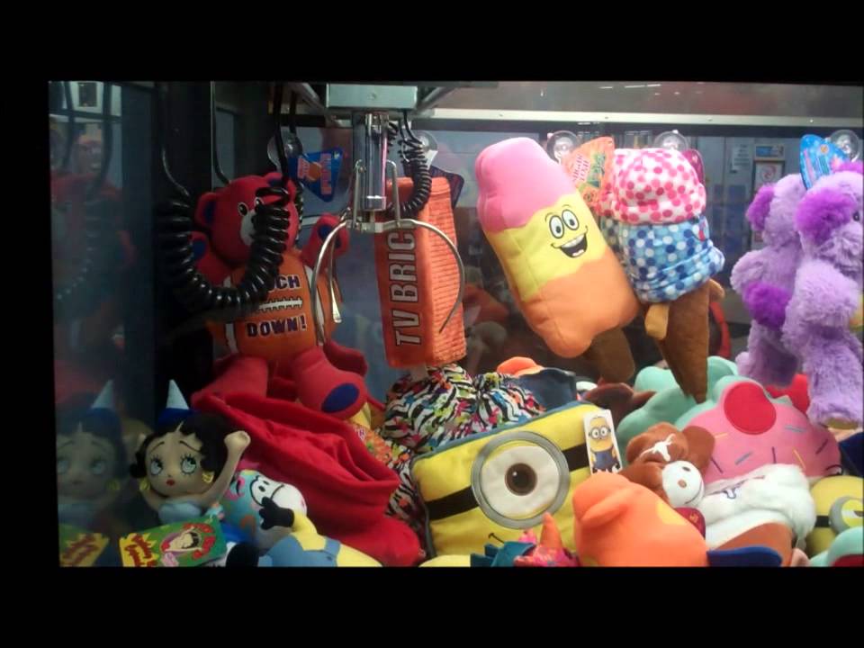 Smurfs 2 wins Claw Machine - YouTube