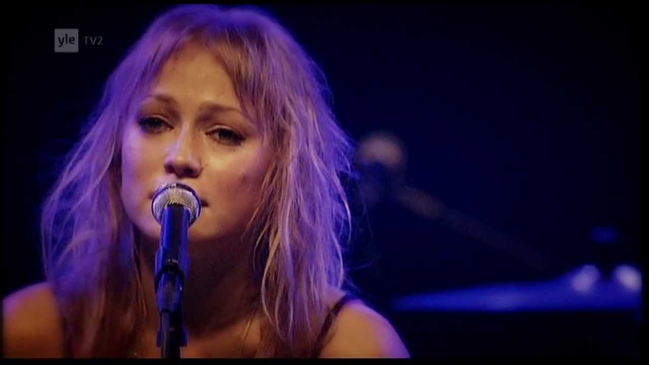 Chisu - Vapaa ja yksin LIVE - YouTube