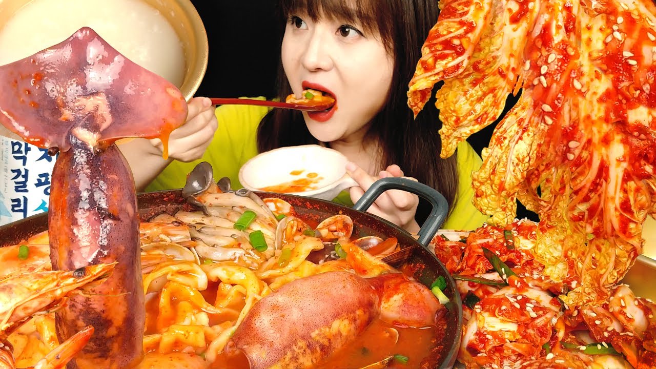 ASMR (요리 먹방)직접 손 반죽해서 만든 꼬들꼬들한 면발의 해물칼국수와 배추 겉절이 무침에 막걸리 한 잔~ 먹방 ...