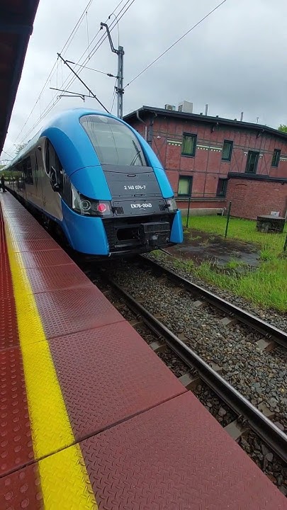 Przyjazd i odjazd EN76 na stacji Ruda Chebzie - YouTube