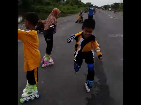 Main sepatu roda - YouTube