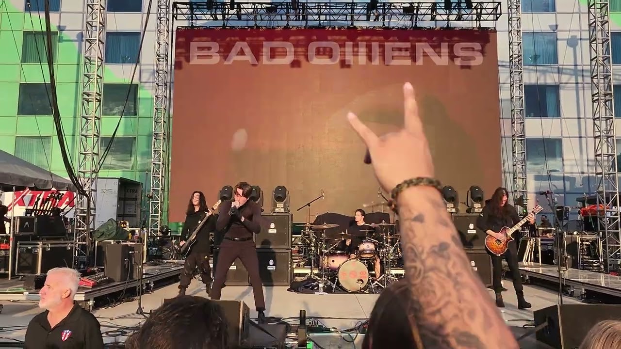 Bad Omens Dethrone live 8-14-2022 - YouTube