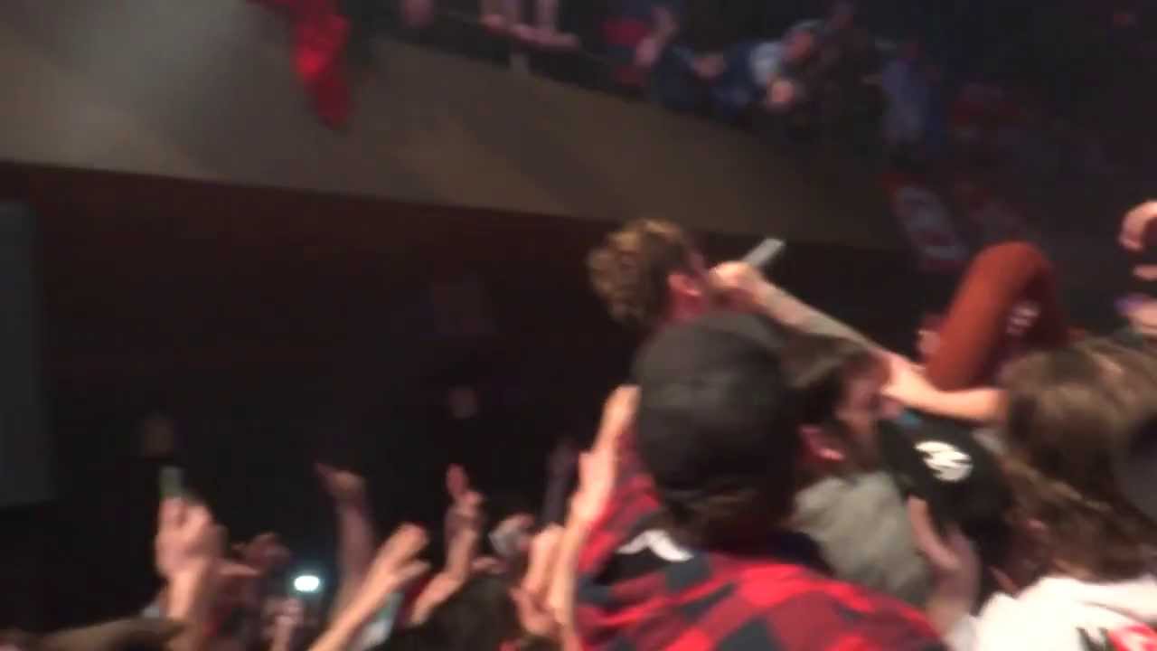 Machine Gun Kelly - Wild Boy LIVE Montreal 2013 - YouTube