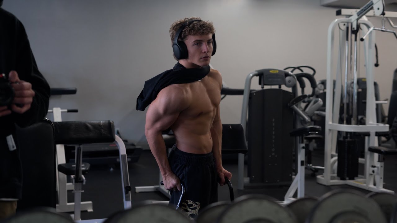 HOW A FAT CRIPPLE BULKS - YouTube