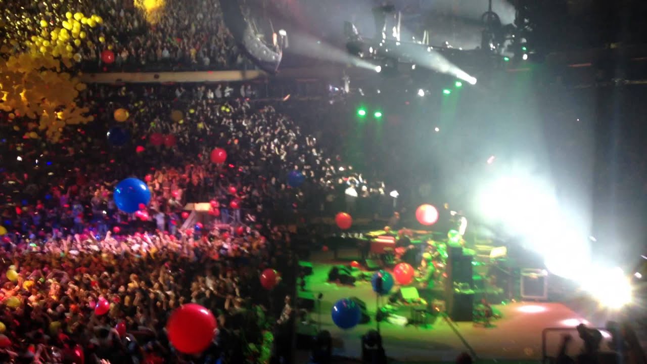 Phish 12/31/13 - NYE Countdown and Balloon Drop - Awesome View - YouTube