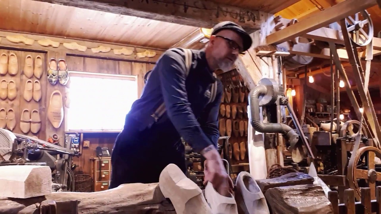 Making wooden shoes clogs Zaanse Schans - Klompen maken - YouTube