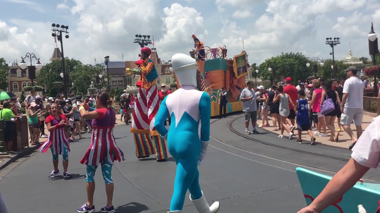 Disney World Dance Party Parade - YouTube