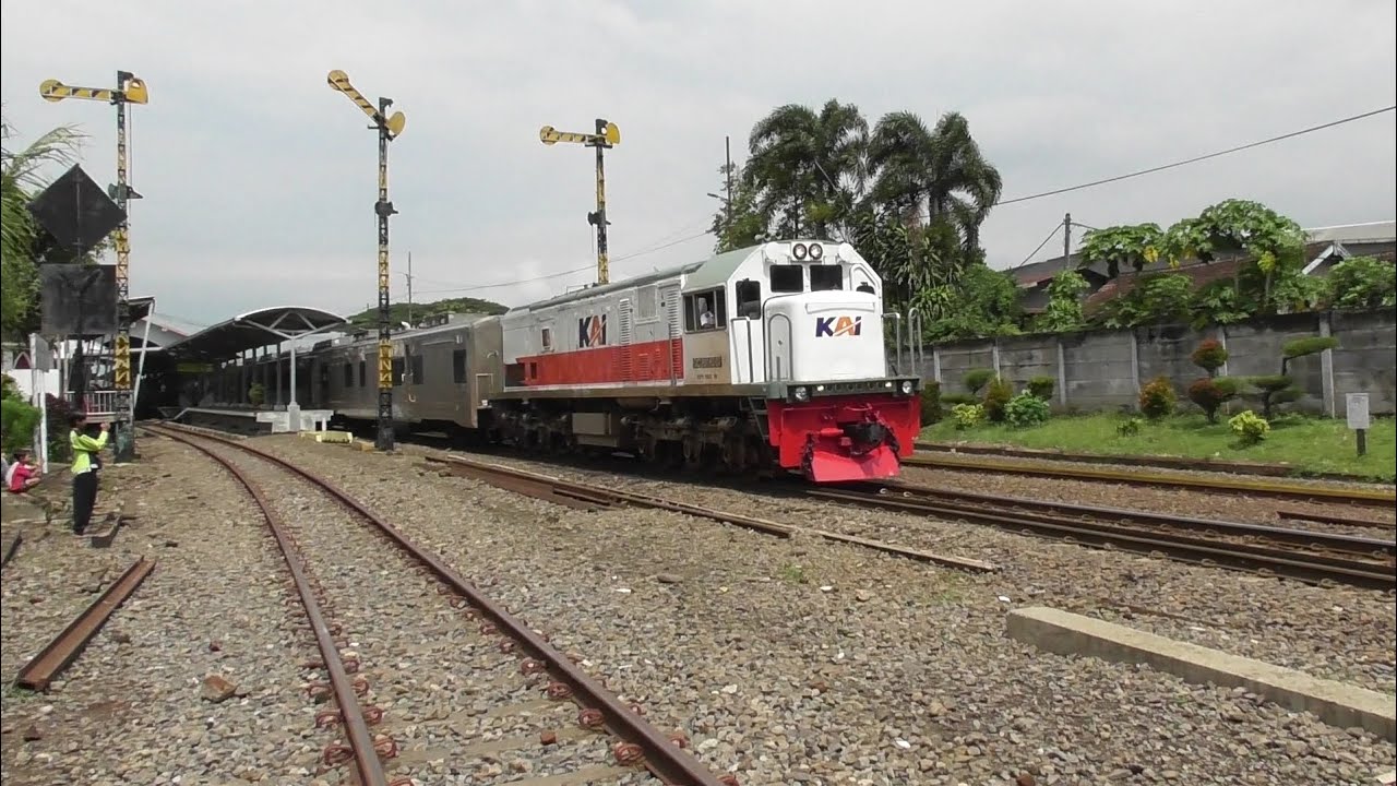 Ka 216 Majapahit Dengan Lokomotif CC201 83 07 MN Si Bader 💀 Lepas ...