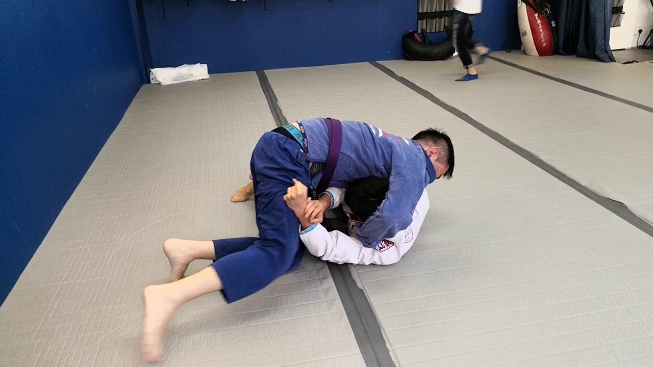Some BJJ roll with Jon in 2020 - YouTube