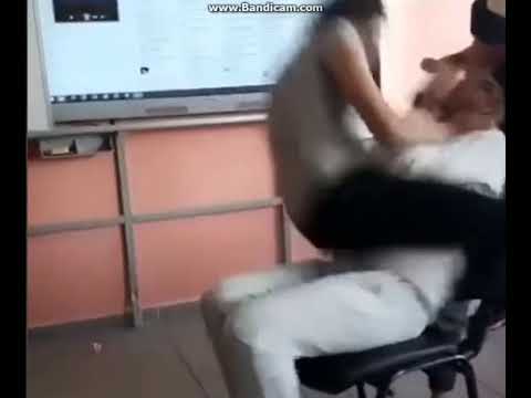 Şarkının Ritmine Göre Gülen Liseli Kız