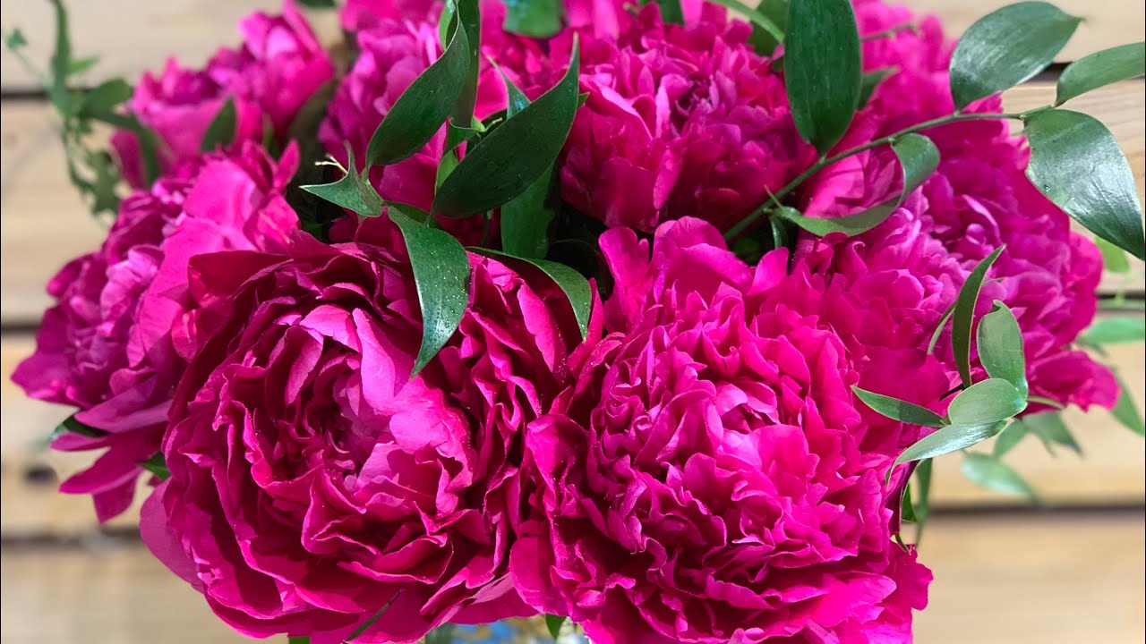 How To Make an Easy Vase Flower Arrangement// Easy Floral Gift Ideas ...