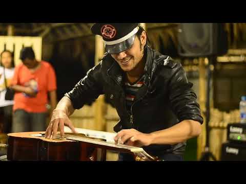 Polisi jago baget main gitar