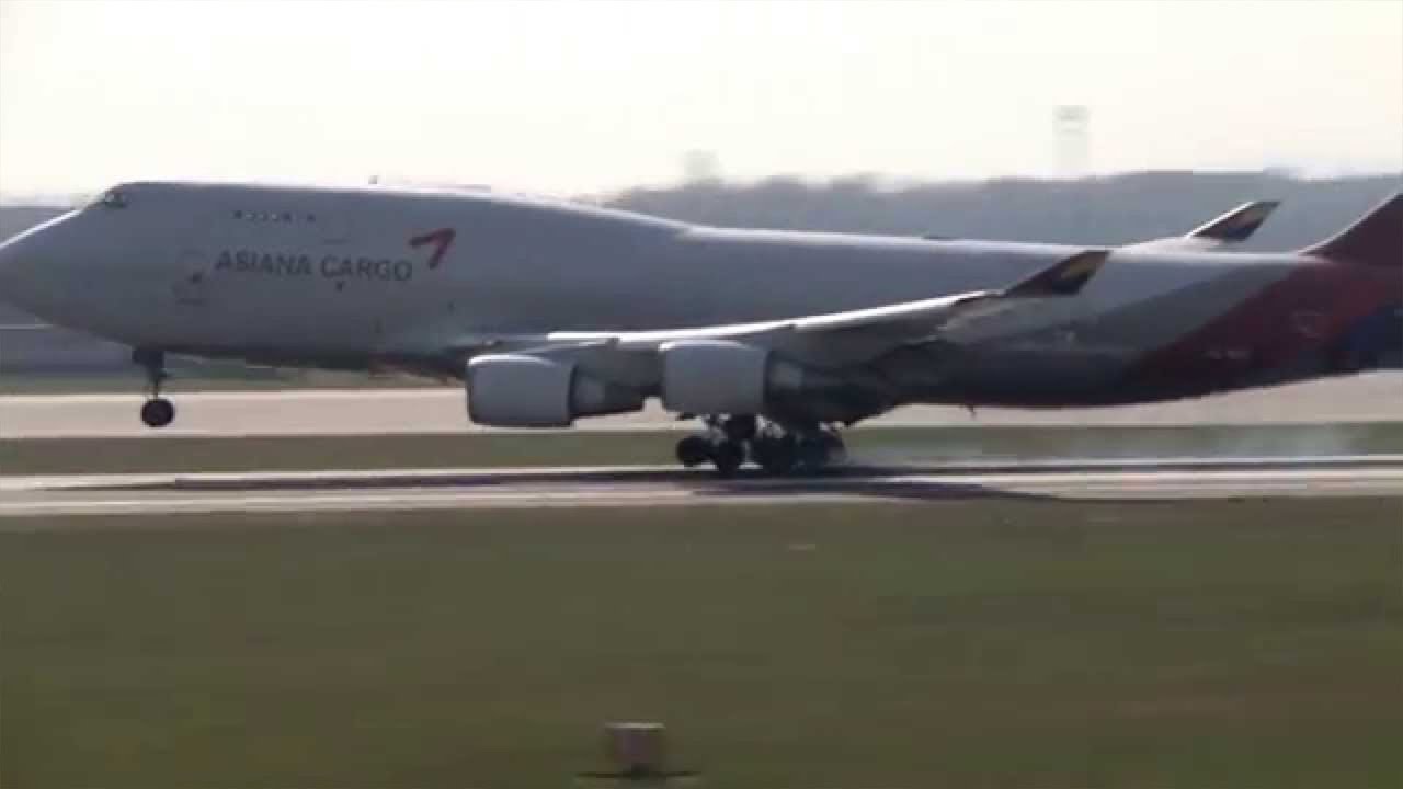 Звуци. Кацане на самолет / Sounds Plane landing - YouTube