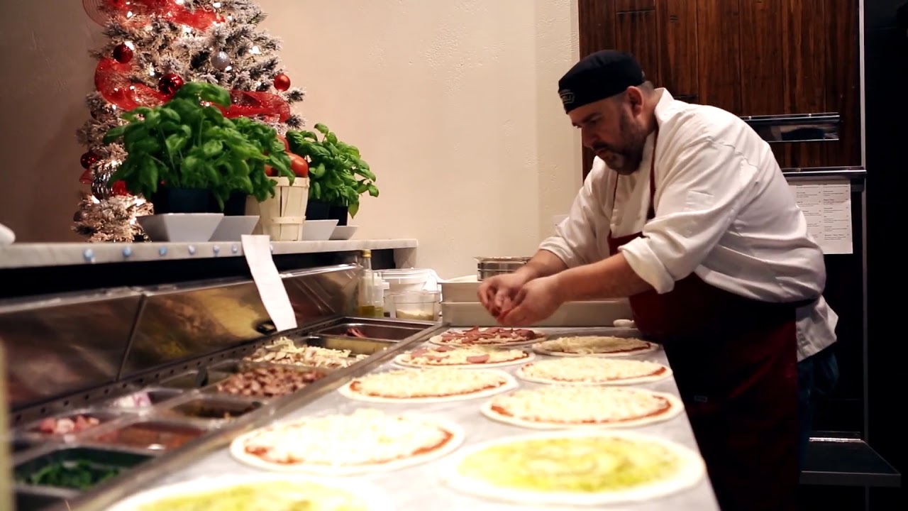 Malagutti Rotating pizza oven at Restaurant Corneli in Montreal - YouTube