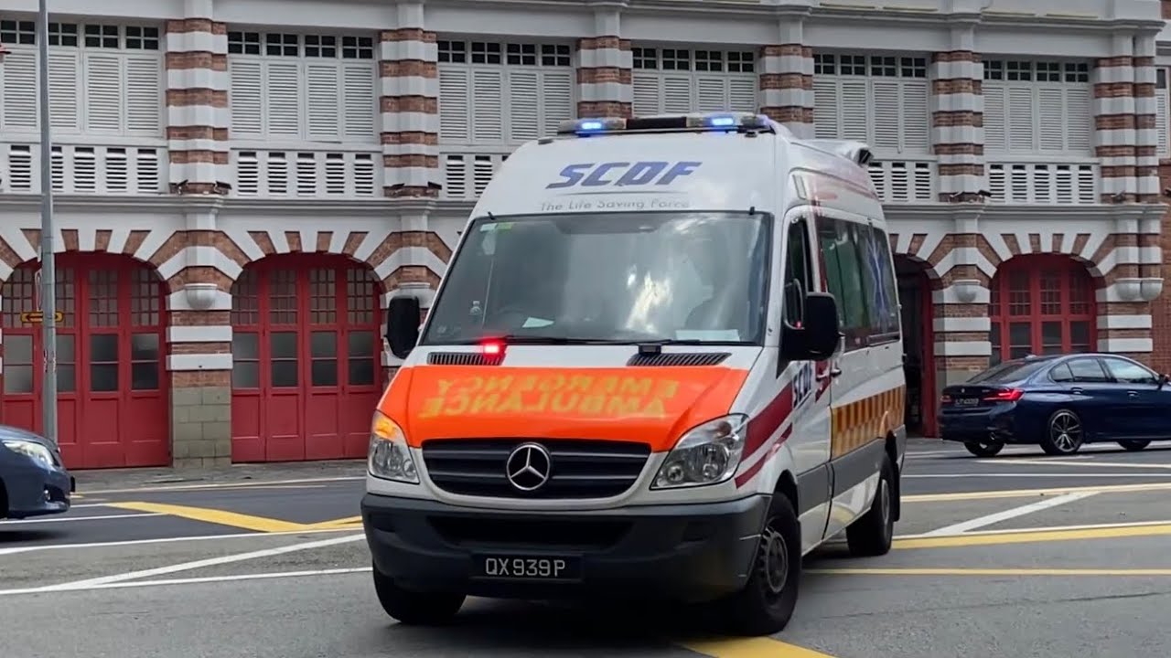 OLDER GEN AMBULANCE! - [TURNOUT] SCDF A111 - YouTube