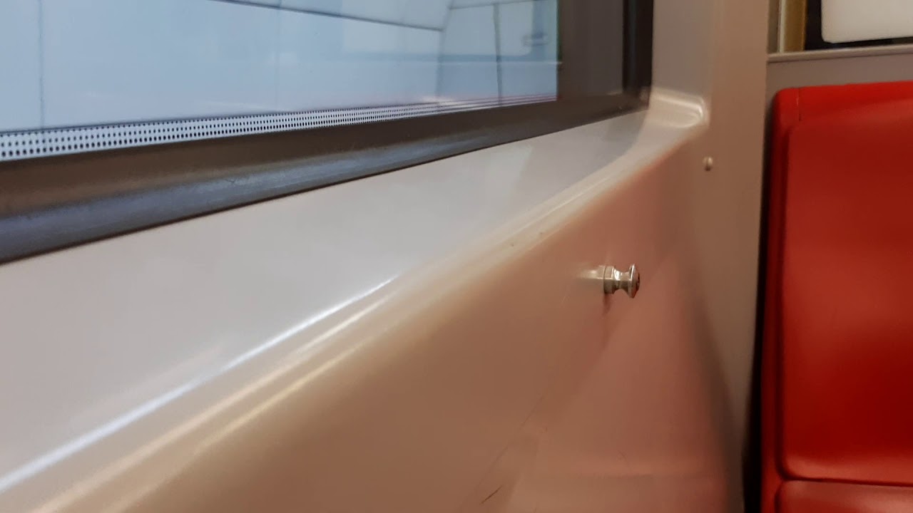 U-Bahn Linie U2 Typ V Schottenring-Schottentor in Wien - YouTube