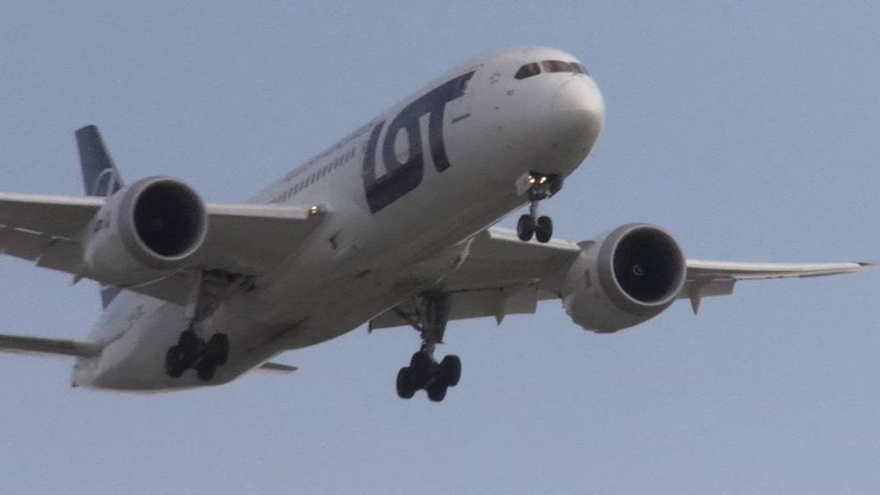 Heavy Boeing 787 Dreamliner Crosswind Landing - Lot Airlines # 1 ...