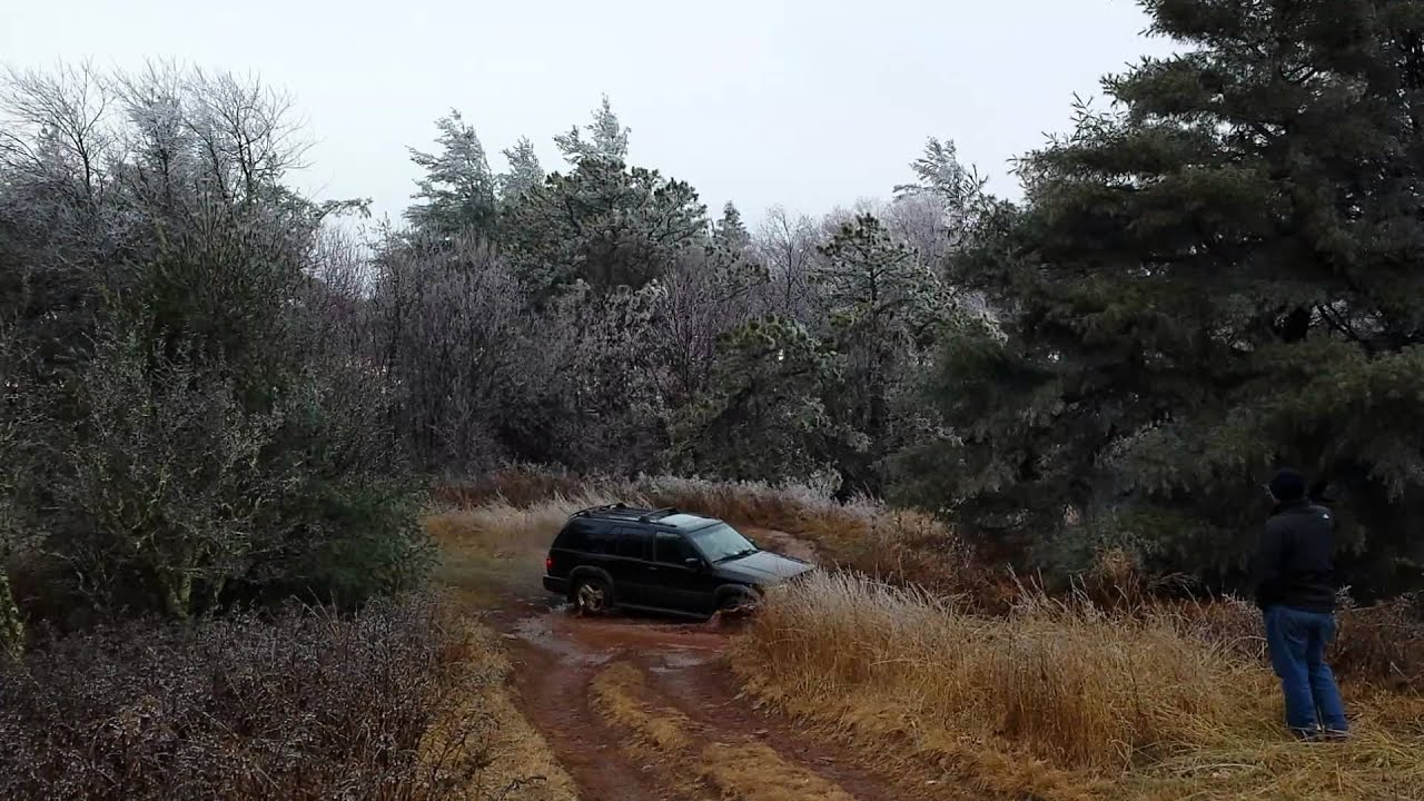Infiniti QX4 Off Road Mud Puddle - YouTube