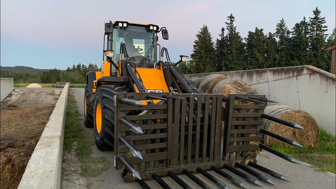 JCB 427 AGRI STAGE V I Letní rozhrnování a dusání jámy 2022 - YouTube