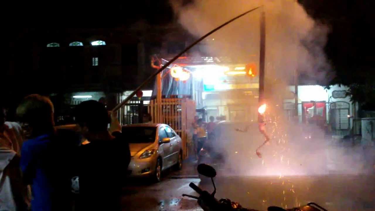 2013 CNY Che 8 fang bian pao at grandma home - YouTube