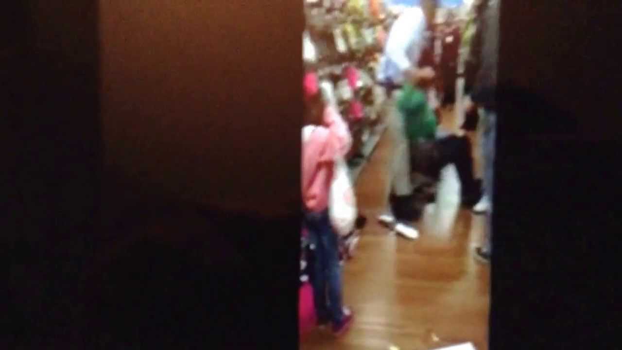 Women fighting in Walmart - YouTube