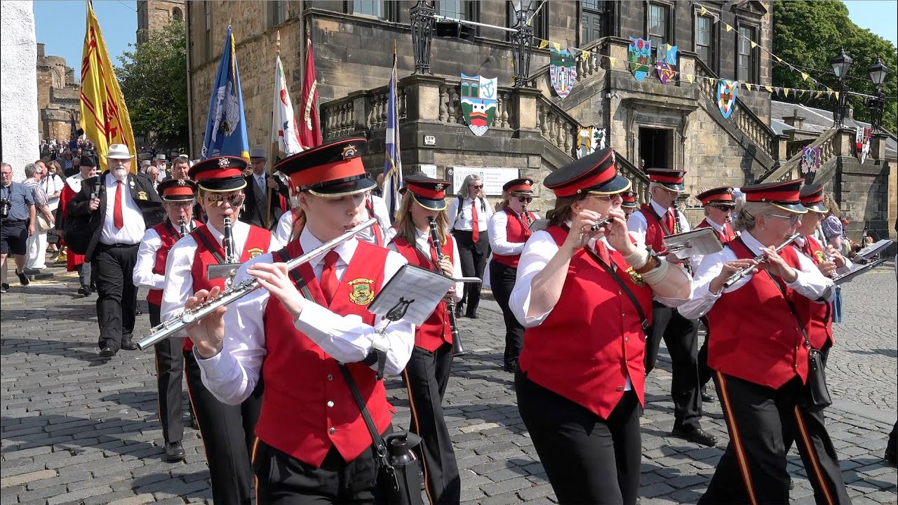 Linlithgow Reed Band lead Civic party march down from Palace during ...