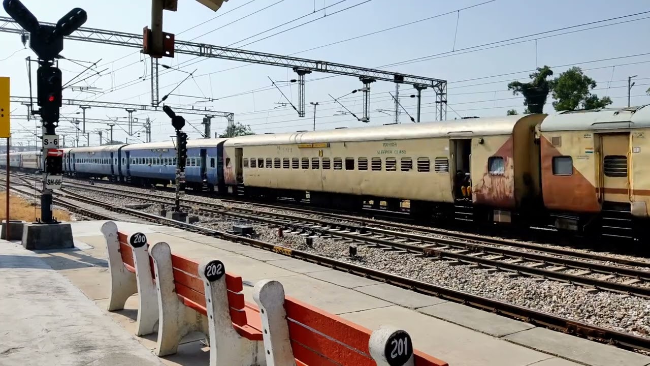 15651/Lohit Express Crossing Sirhind jn at 110kmph. - YouTube