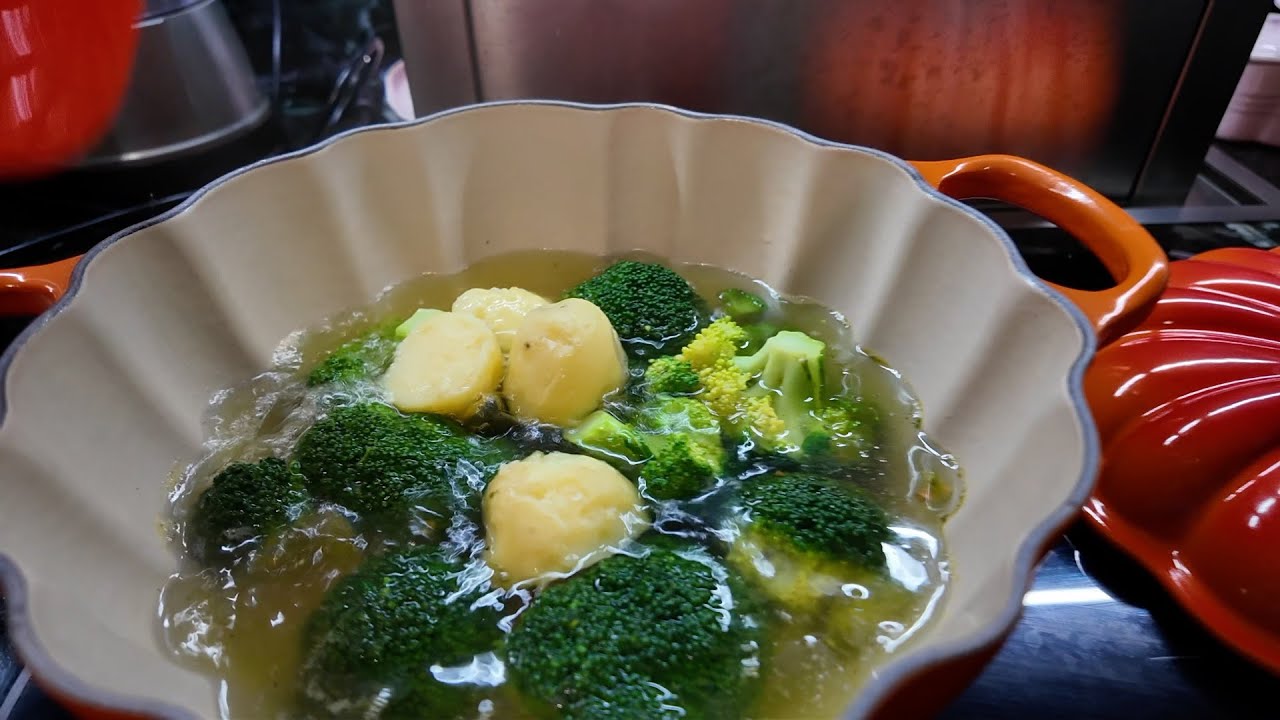 Simpel broccolisoep recept als je ziek bent | Vloggloss 3581 - YouTube