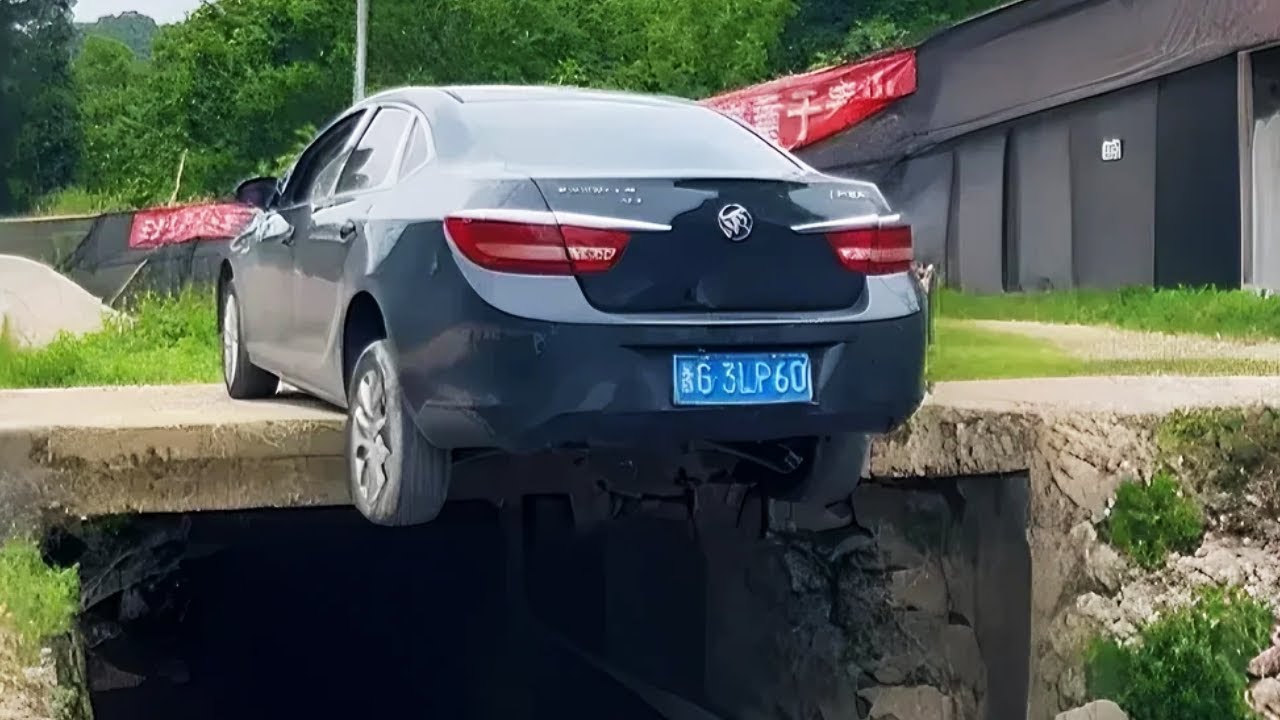 How to save yourself when the rear wheel of your car falls off a bump ...